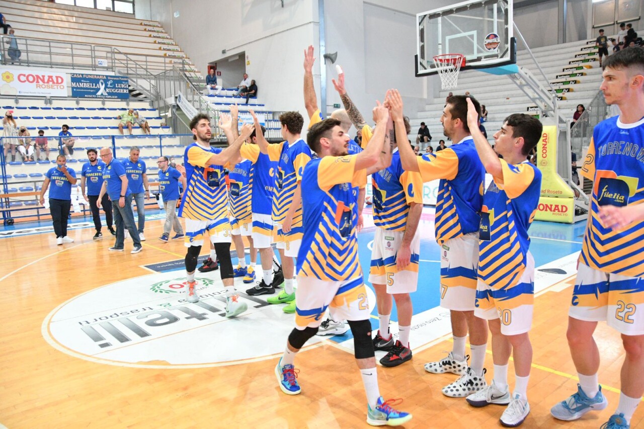 Torrenova prima sprofonda, poi mette paura a Roseto. Gara-1 finisce 66-60