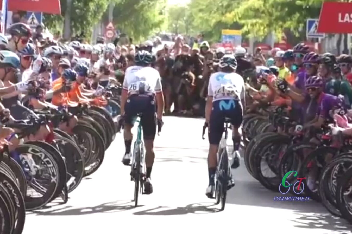 Nibali conclude il suo ultimo grande Giro. Il gruppo della Vuelta lo saluta